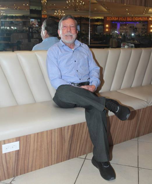 Juan Antonio Terven es consentido en su cumpleaños 73