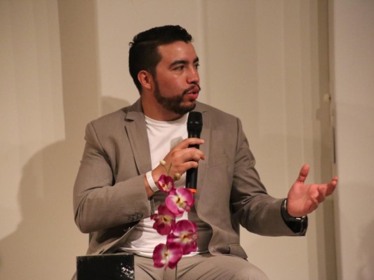 "Poemas de José Medrano son leídos entre vino y café"