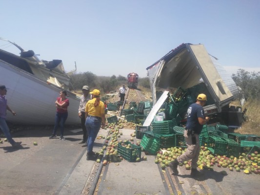 "Tren embiste a tráiler cargado de mango en Rosario"