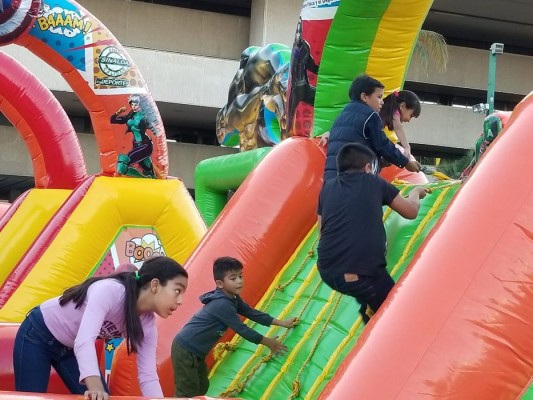 "Rebotan de felicidad niños y adultos en el Rebotón y Resbalón en Culiacán"