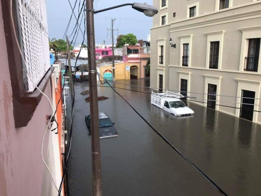 "Y con las lluvias, se inunda el Centro Histórico de Mazatlán"