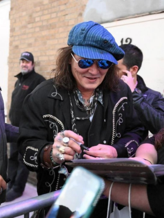 Luce Johnny Deep radical cambio de look, se quita la barba y el bigote