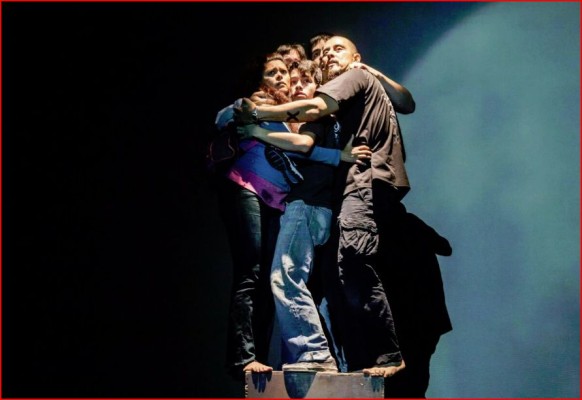 "Las alas de Titika: 'El cruce'"