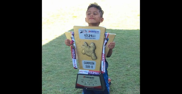 "DÍA DEL NIÑO / Jaime Angulo, el ‘pintor’ de las canchas"