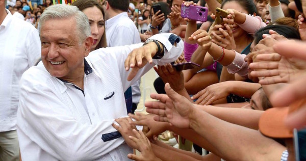 "AMLO no deja de repartir abrazos y saludos de mano en actos ...