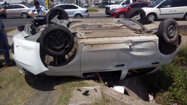 "Le pega camioneta a un auto compacto y lo vuelca, en Mazatlán"