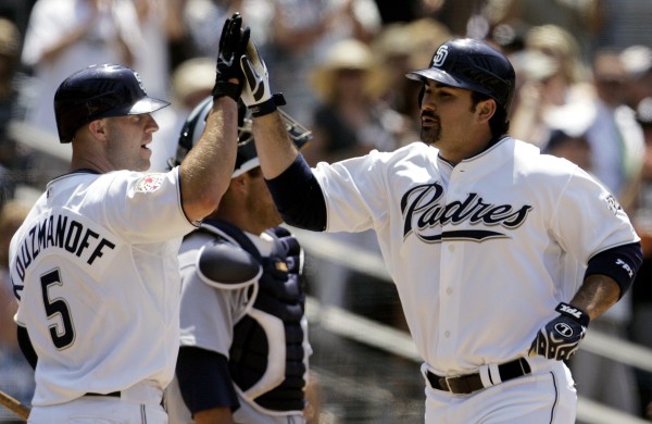 "Adrián González, en la cima entre los primeras bases de los Padres de ...