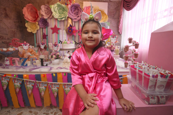 "Itzel Alexa Silva Barrón protagoniza festejo al estilo “Unicornios”"