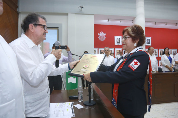 "Reconocen labor altruista de Esther Candelaria Osuna Vargas"