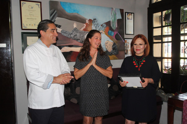 "Admiran ‘Eternas memorias de cristal’ de Rosa María del Toro"