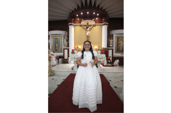 "Abigaíl Barrón Valle vive su primer encuentro con Jesús sacramentado"