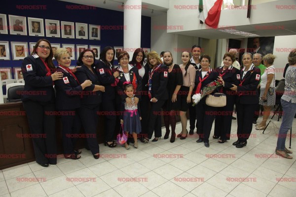 "Esther Osuna recibe el Mérito Femenino 2016, por su labor bienhechora"