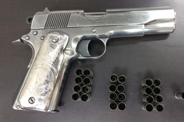 "Le jalan al gatillo y abandonan el arma"