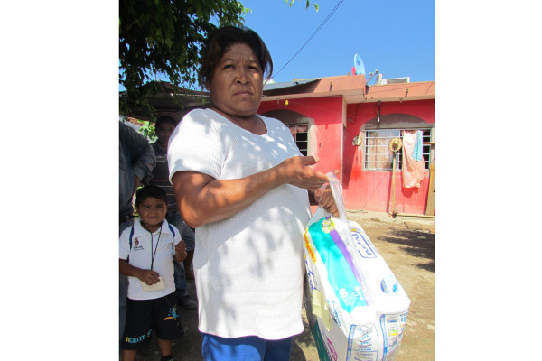 "Recibe doña Higinia apoyo en pañales"