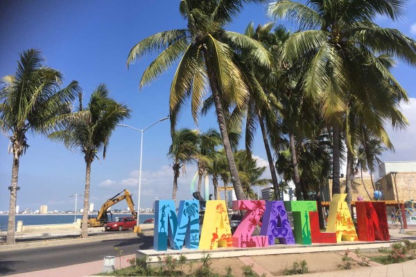 "Va Pucheta ahora por letras de Mazatlán... en el Faro"