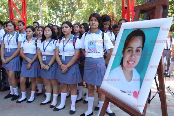 "Brindan en el Cbtis 51 un emotivo homenaje a su compañera Melanie"