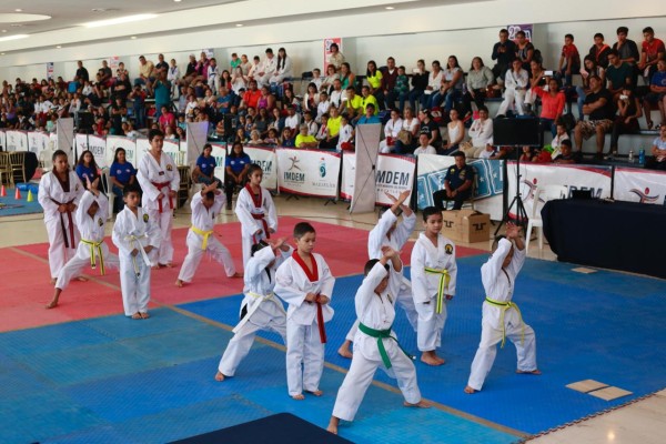 "Reconocen a forjadores de talento en arranque de torneo de taekwondo"