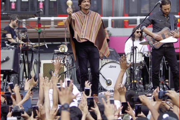 "Sorprende Zoé a sus fanáticos con concierto"