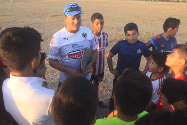 "Checa Bernardo 'Chico' Bon talento de futbolistas en Colegio Andes"