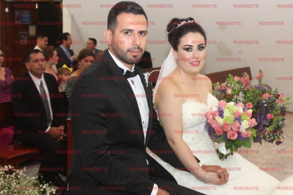 "Lidia Beatriz Plascecia y Jesús Ernesto Vázquez se casan"