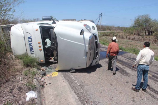 "Vuelca trailer cargado con mango de exportación"