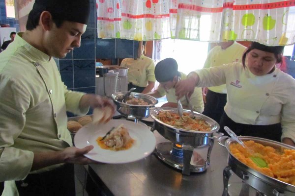 "Cocinan para inquilinos del Asilo de Ancianos en el Puerto"