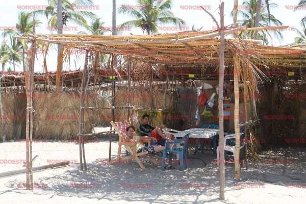 "Cambian sus viviendas... por las enramadas"