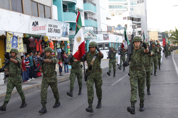 "Y retiemble en su centro la tierra..."