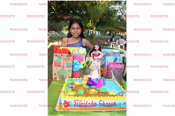 "Sharon Michelle con festejo hawaiano"