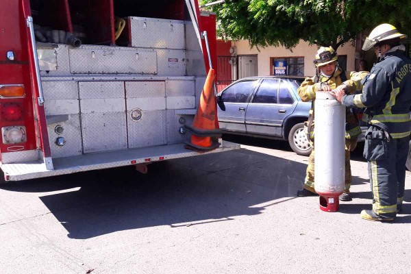 "Moviliza fuga de gas a bomberos en la Reforma"