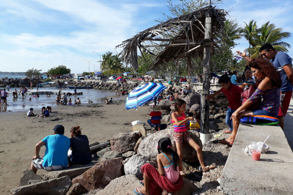 "Disfrutan 15 mil las playas de Escuinapa"