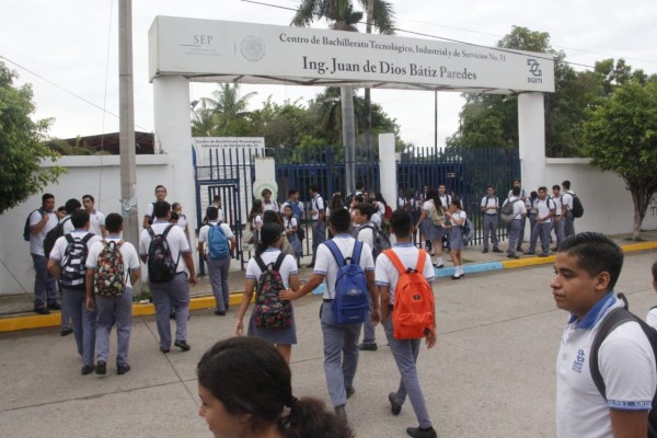 "Alumnos de CBTis 51 de Mazatlán paran clases y exigen transparencia de ...