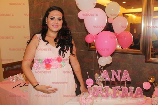 "Brenda Olmeda de Páez espera a la princesa de su familia"