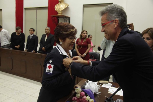 "Galardonan por su ardua labor a Esther Candelaria Osuna Vargas"