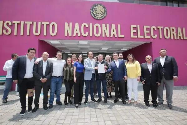 PAN, PRI y PRD registran ante el INE al Frente Amplio por México