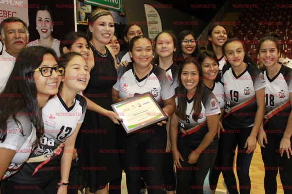 "Hilda Gaxiola recibe múltiples reconocimientos en inauguración de Copa ...