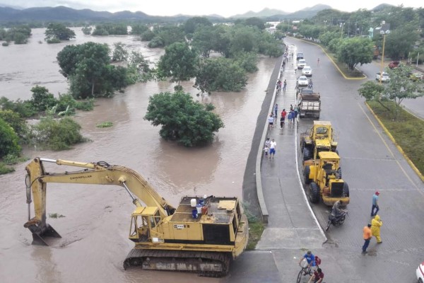 "VIDEO Río Baluarte, en Rosario, se desborda y se mete a comunidades"