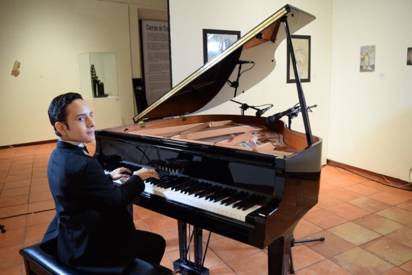 "Rosario Ruiz da un concierto fuera de serie"