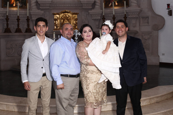 "Salime Aguilar Bernal recibe el agua bautismal"