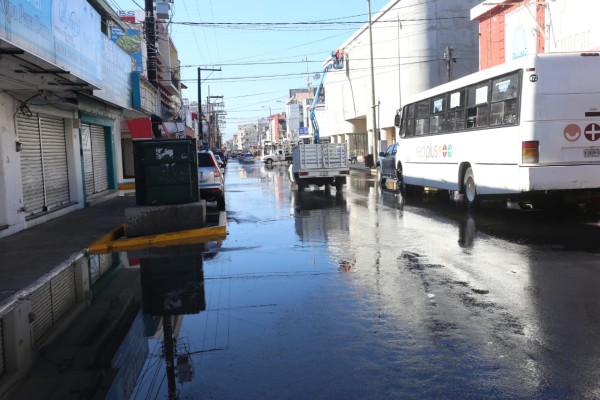 "Centro de Mazatlán amanece inundado por fugas de agua"