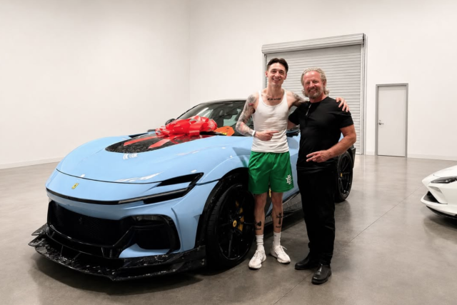 Celebra Peso Pluma su cumpleaños, regalándose un Ferrari Purosangue