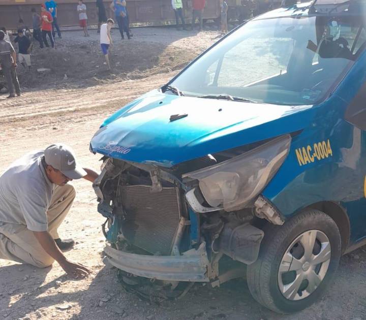 Taxi resulta con daños al ser golpeado por el tren, en Escuinapa