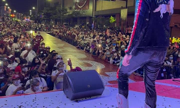 Bailan sinaloenses a ritmo de la tecnocumbia con su Majestad Mi Banda ...