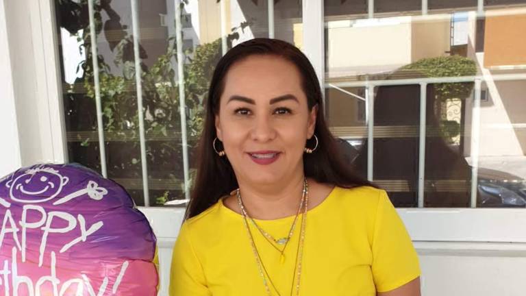 Celebra feliz Kena Elizabeth Narváez su cumpleaños