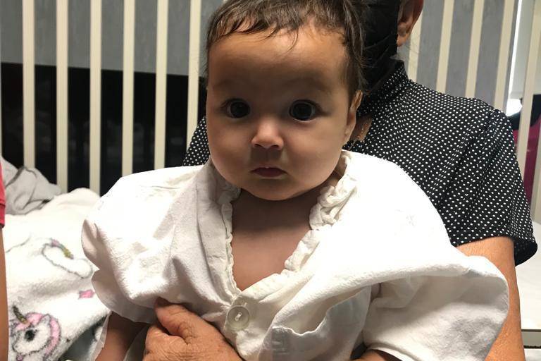 Padres de la bebé Victoria requieren apoyo para pagar cirugía de tumor