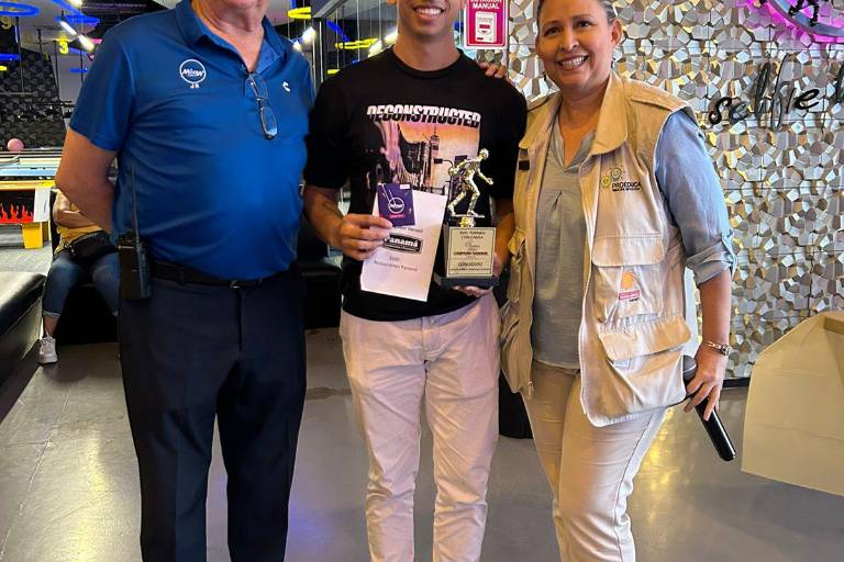 Dan la mejor chuza en la octava edición del Torneo de Boliche con Causa