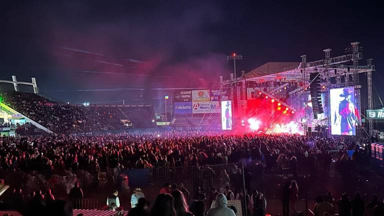 Pone Carin León a bailar a los mochitenses con su Tour Cura Local 2023