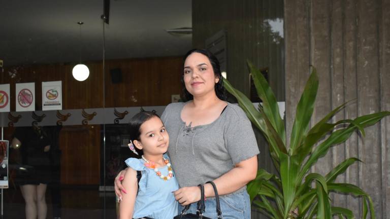 Disfrutan familias de la danza para niños con Flores Teatro-Danza