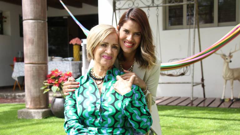 Delia de Sandoval, dichosa en su cumpleaños