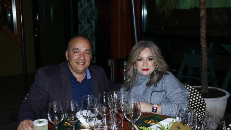 Festejan clientes y amigos 18 años del Restaurante Cayenna